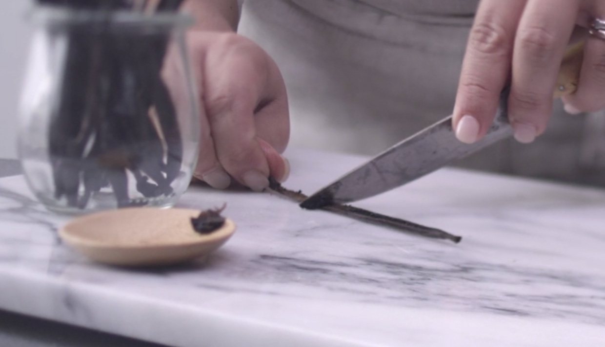 How-to-split-a-vanilla-bean_WEB - Queen Fine Foods