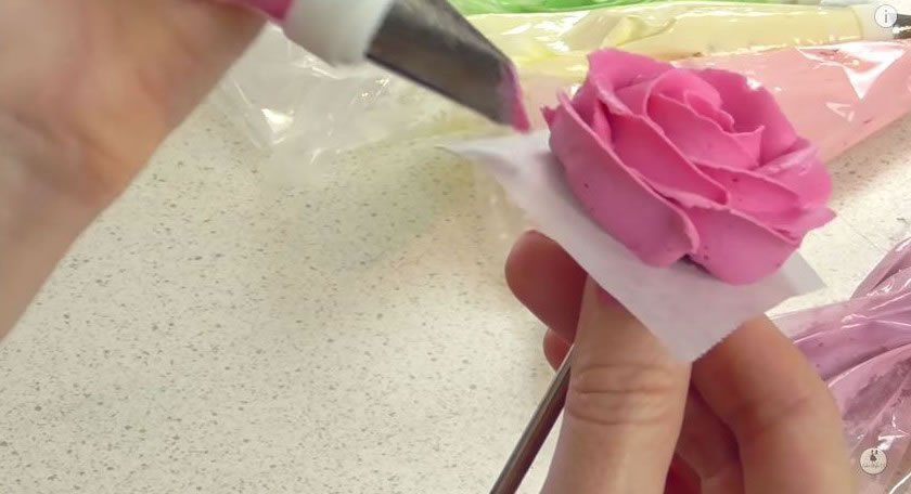 Tutorial: Buttercream Flower Wreath Cake - Queen Fine Foods