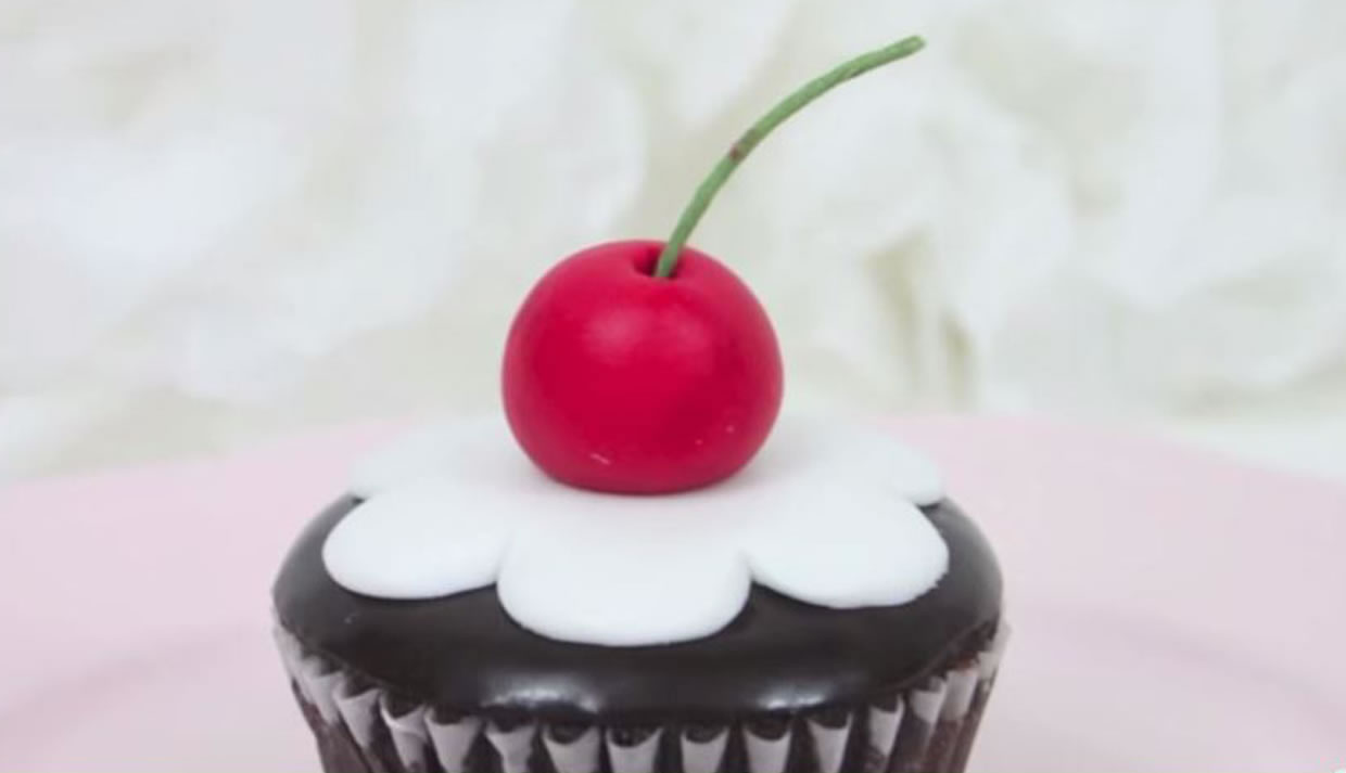 Tutorial: Fondant Cherry Cupcakes - Queen Fine Foods